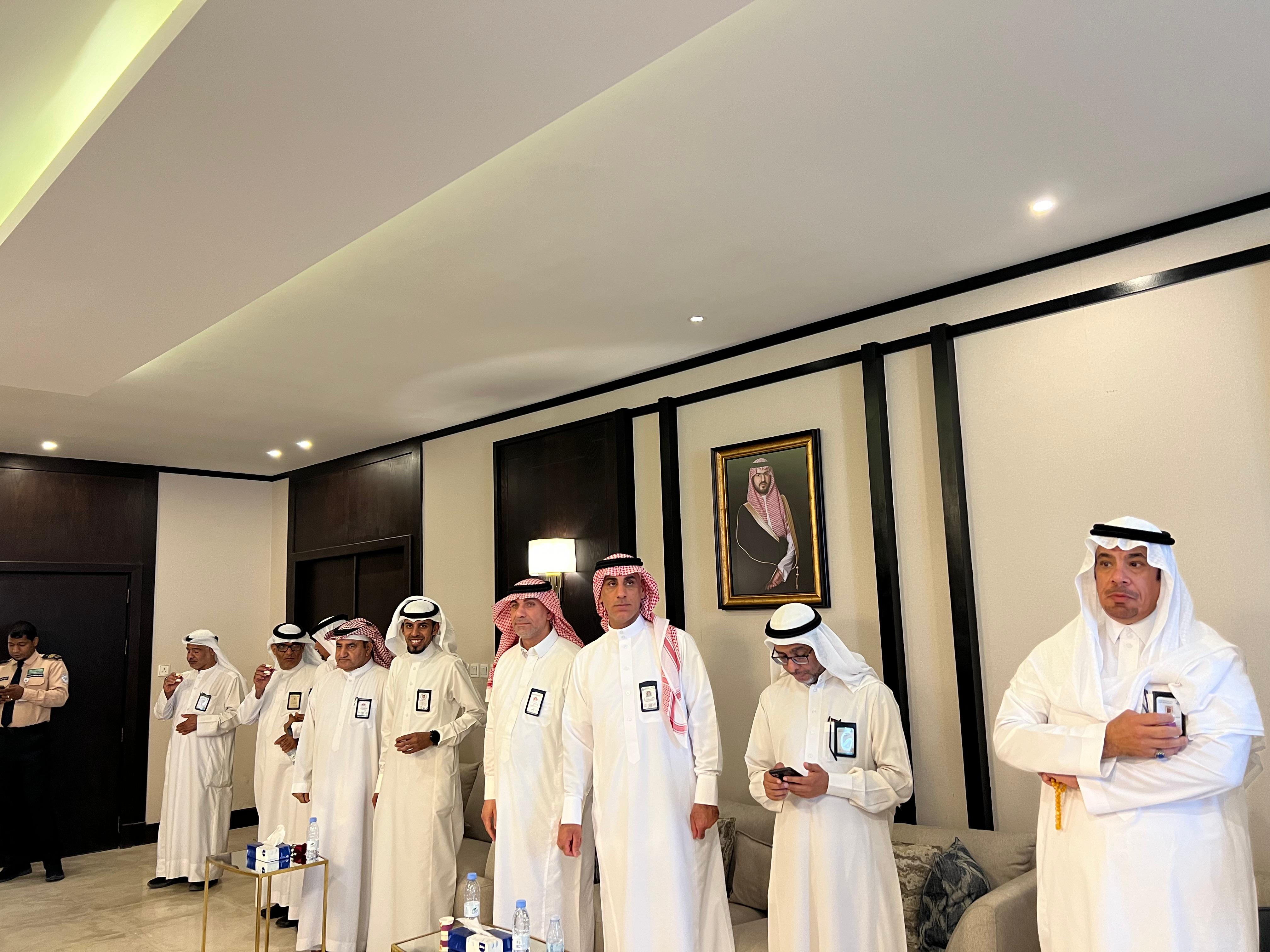 في القطيف موظفو البلدية يتبادلون التهاني بالأضحى السعيد صور